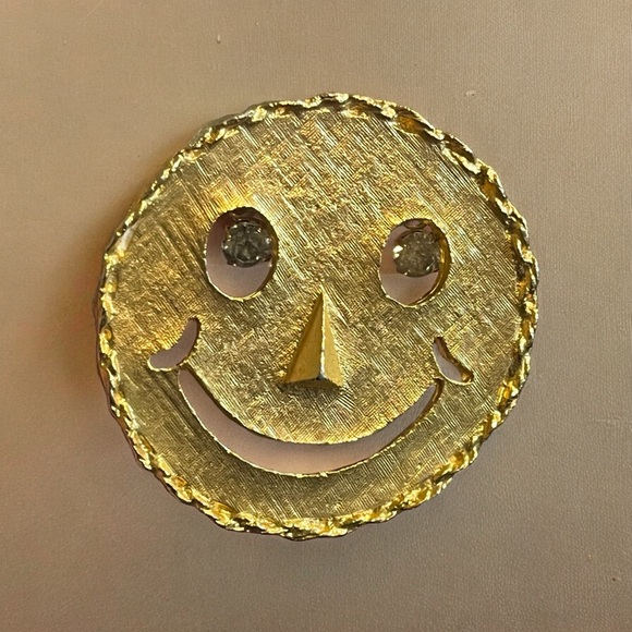 Jewelry | Vintage Smiley Face Brooch Pin Pendant Brushed Gold Tone ...